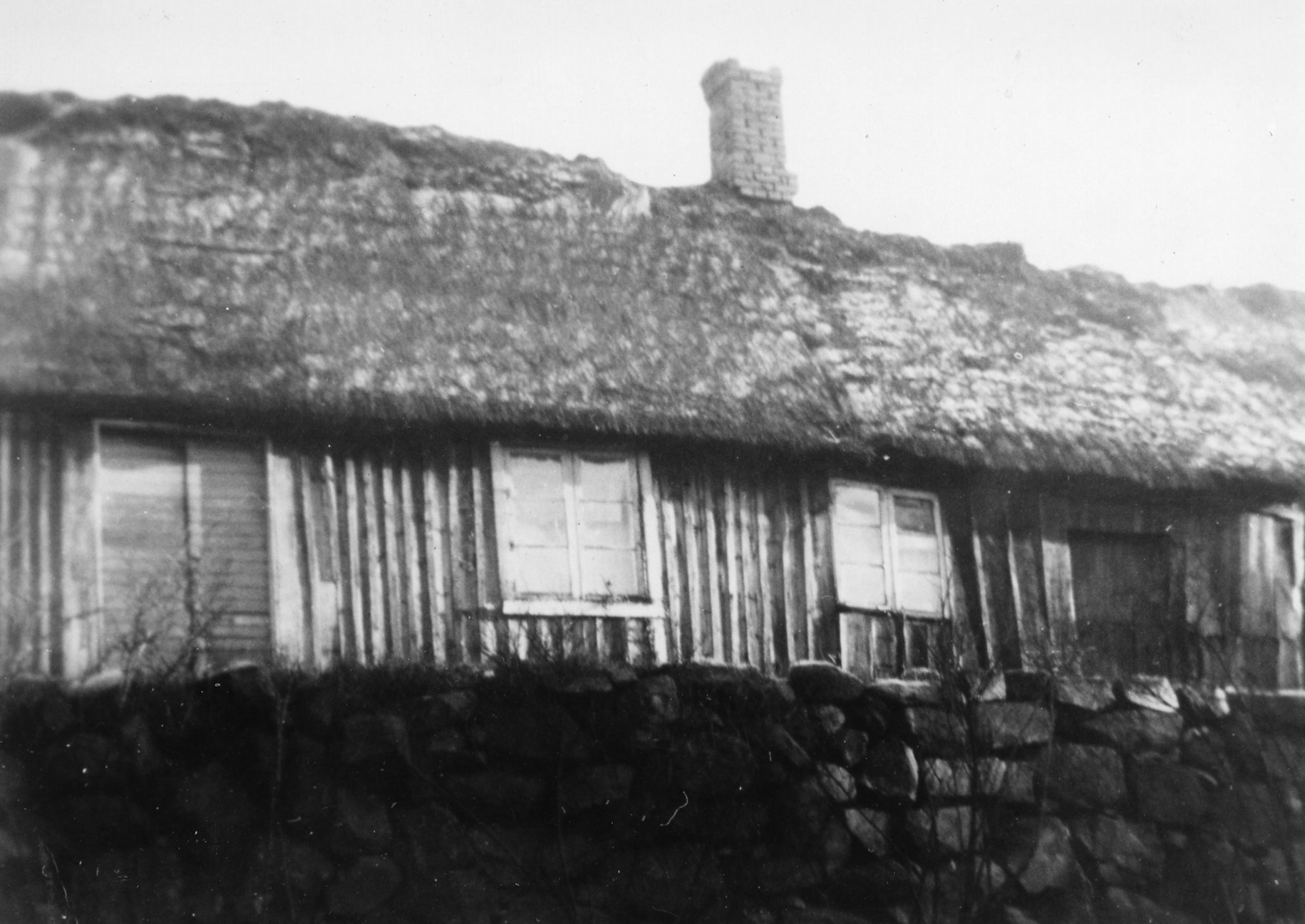 Fattiga torpare byggde torftiga hem under stor möda på karg Hallandsås.